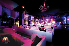 lounge是什么意思_lounge的中文翻译_音标_读音_用法_例句_在线英汉翻译 - 给力词典